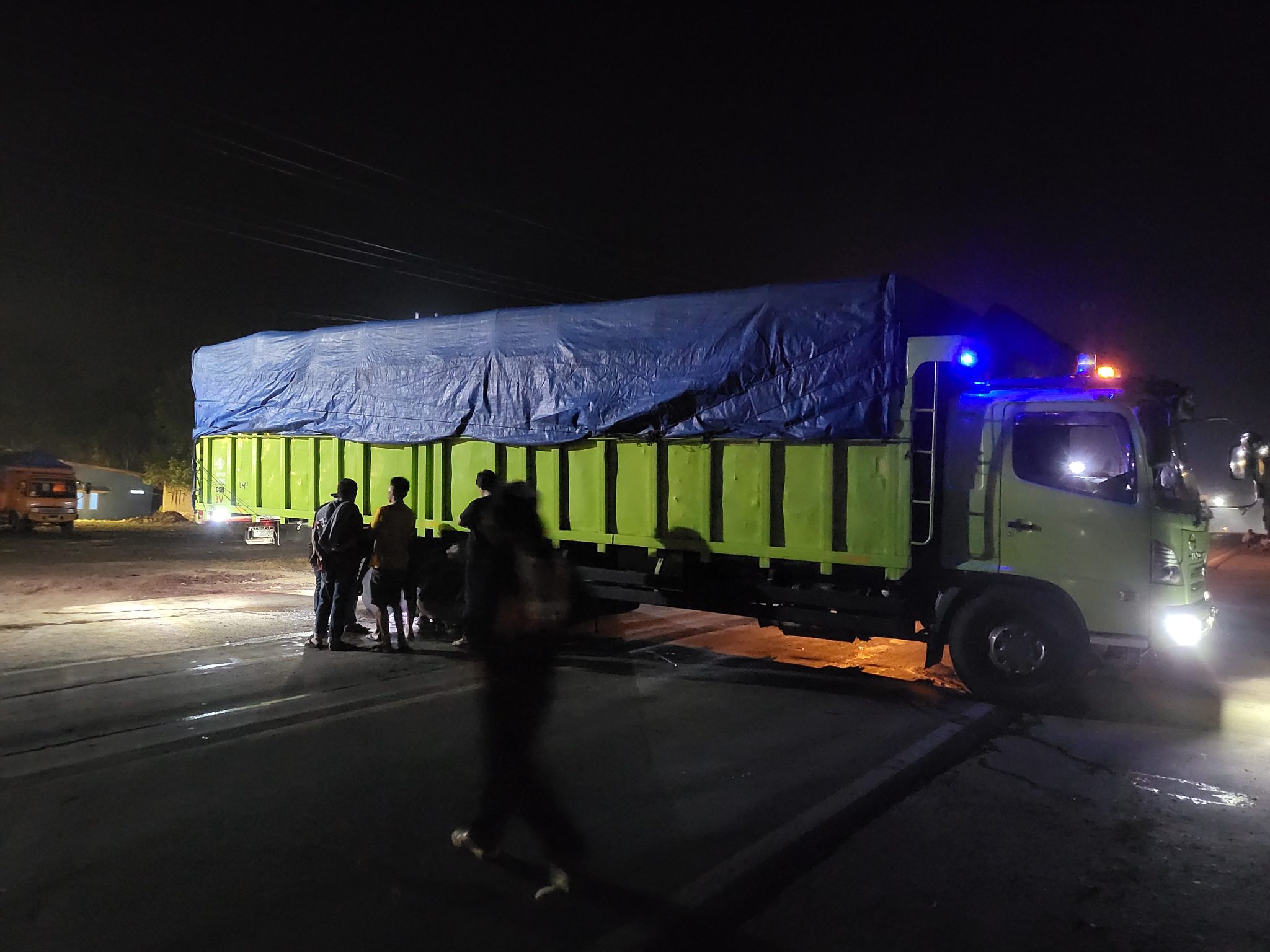 Patah As Serumbung, Mobil Angkutan Batubara Melintang di Tengah Jalan ...
